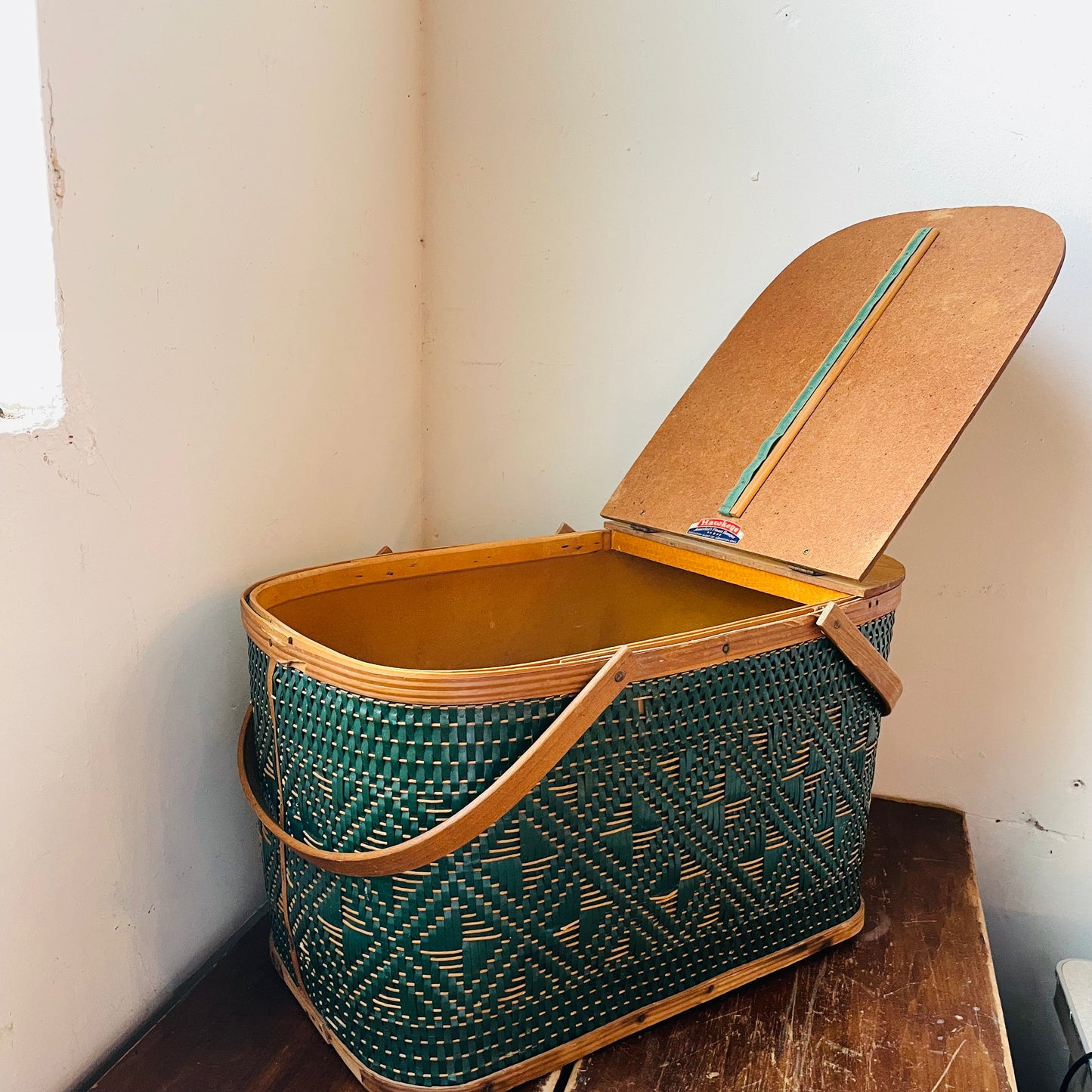 Hawkeye Picnic Basket- Vintage – Sugartown Mercantile