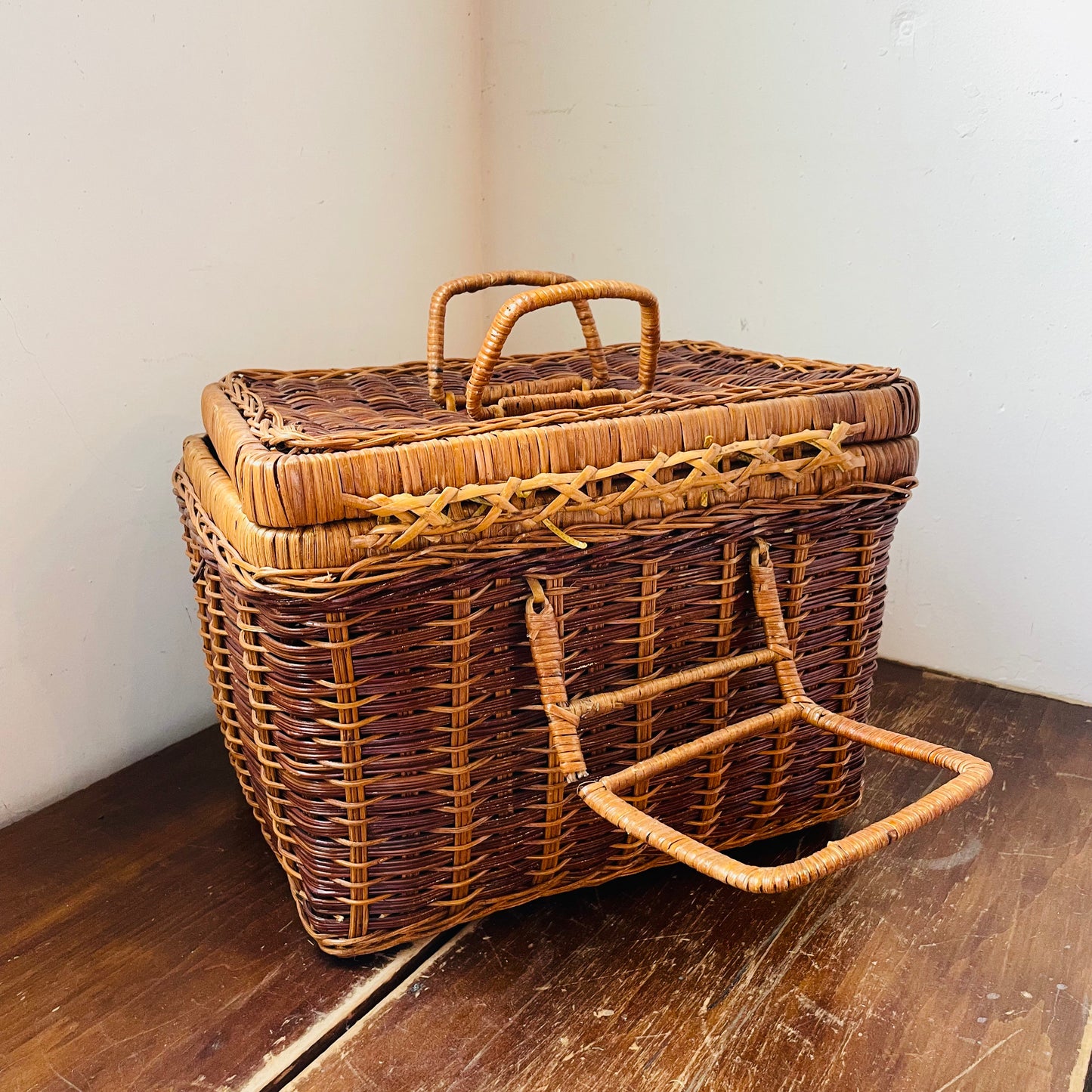 Two Tone Woven Wicker Picnic Basket- Vintage – Sugartown Mercantile